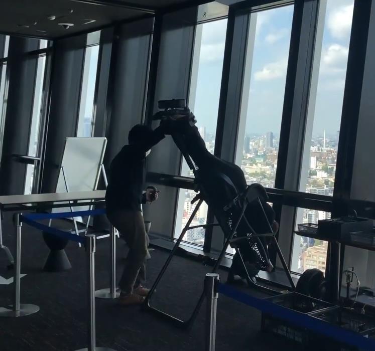 nerdist - Cardiaques s'abstenir - This VR Attraction Lets You Bungee ...